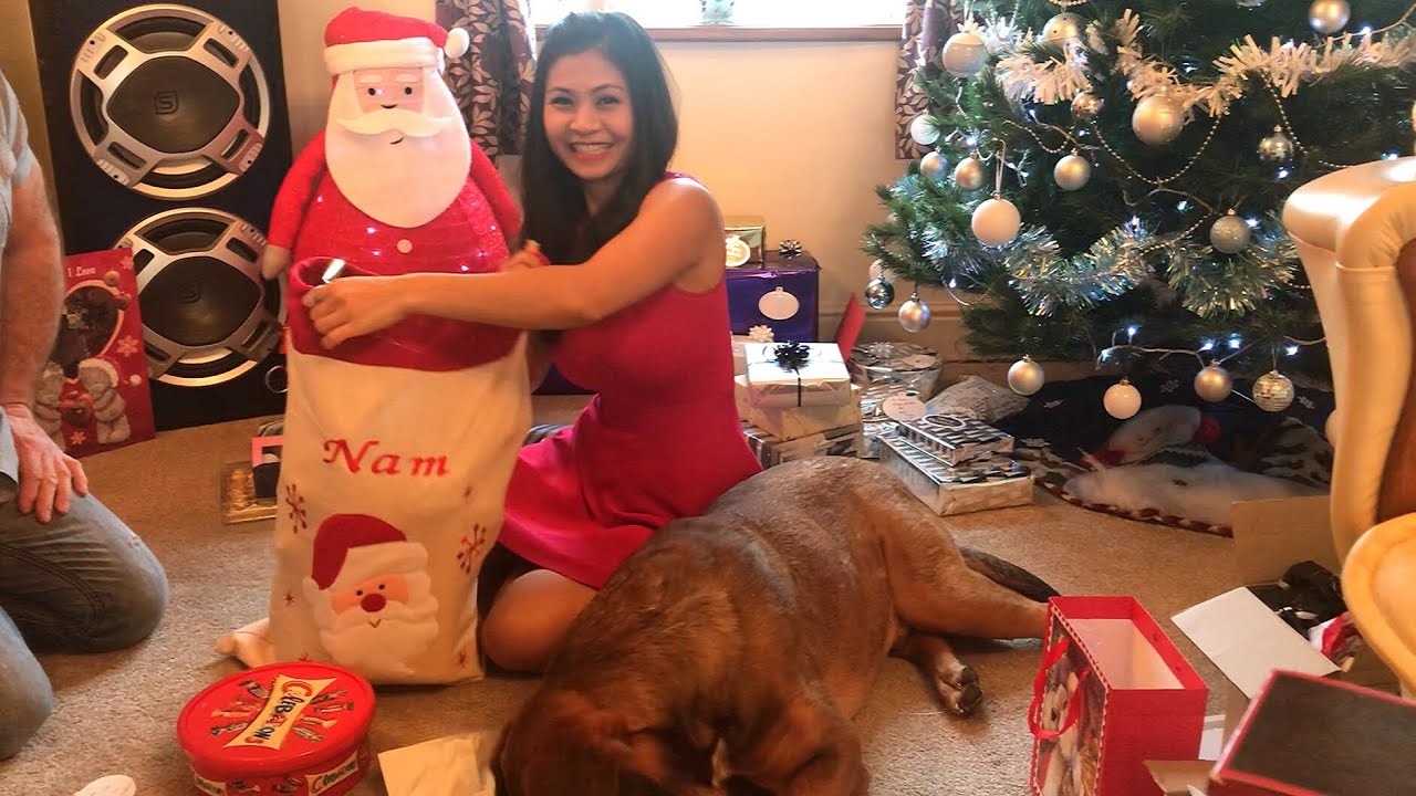 แกะของขวัญจาก ซานตาคลอส จะได้อะไรบ้างหนอ??? | Nammy E - YouTube