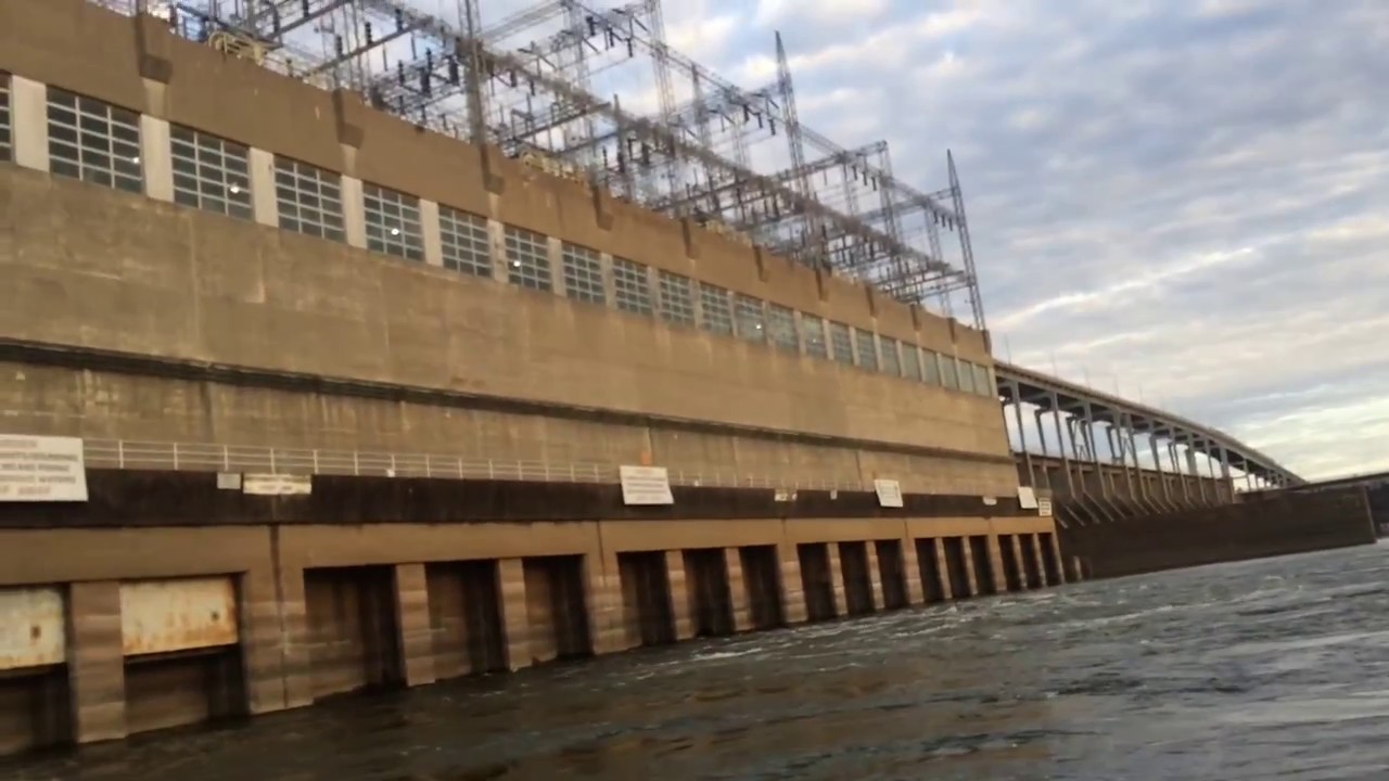 I got to close to the water at pickwick dam - YouTube
