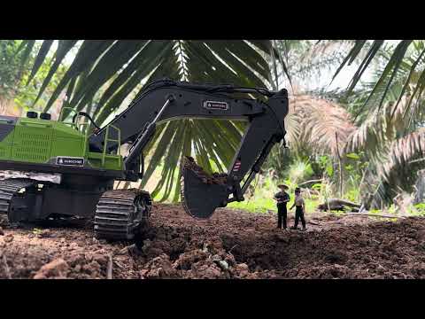 “The World's Coolest RC Excavator Loading Soil! 😱 So Realistic, It Looks Like the Real Thing! 🚜💪”