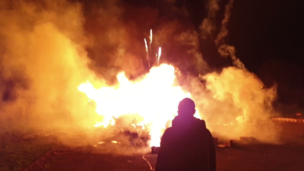 Edinburgh niddrie bonfire night 2021 amazing - YouTube