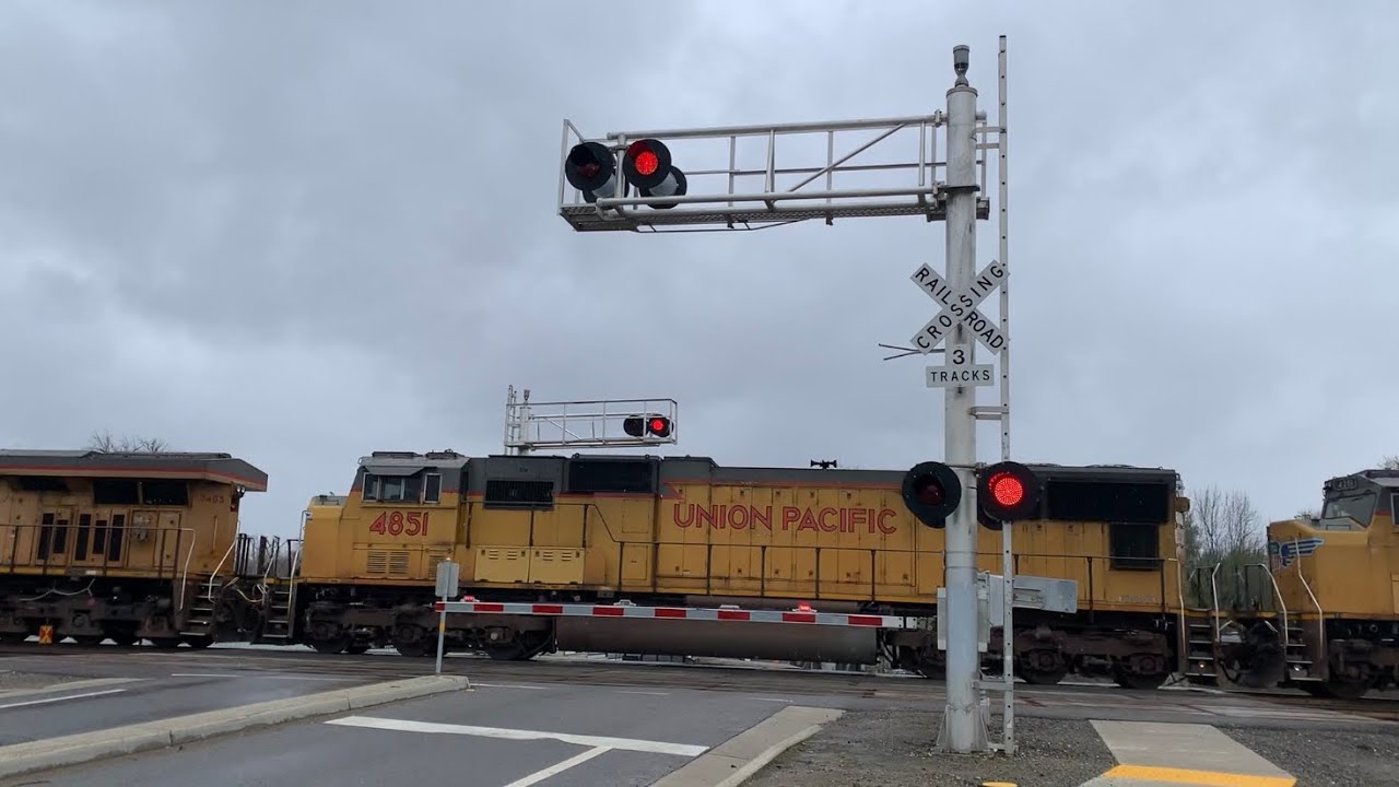 UP 8459 Z-Train Intermodal West/ North, UP MoW Vehicle - 28th St ...