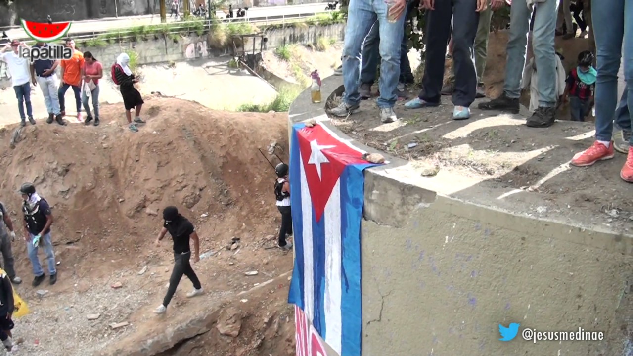 Así los caraqueños quemaron la bandera de Cuba - YouTube