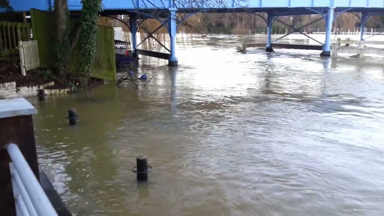 Cookham Bridge Floods December 2012 - YouTube