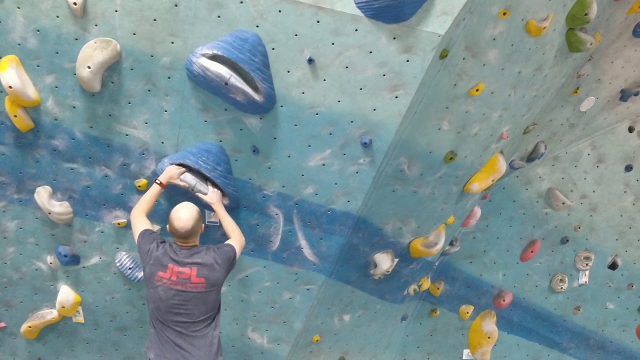 V7 boulder problem - YouTube