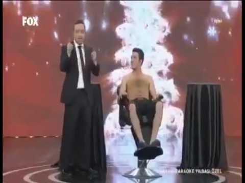 Kamera karsisinda ağda yaptiran erkek