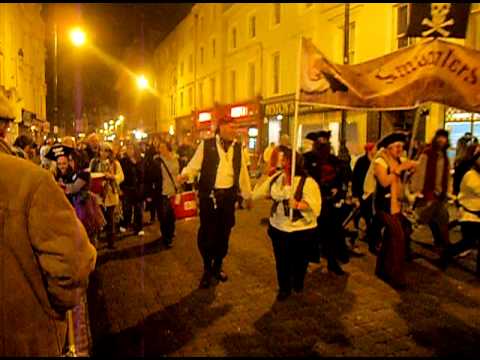 Hastings Bonfire Night 2010: Fire Procession - YouTube