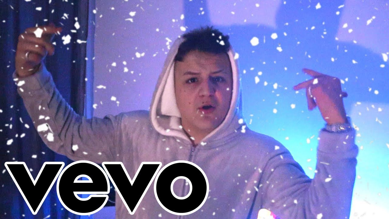 LIL BALI - ITT VAN KARÁCSONY (OFFICIAL MUSIC VIDEO) - YouTube