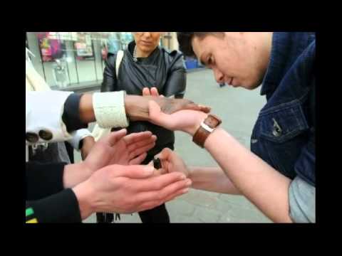 Video code: Street magic- Video 3- magician Luca Gallone wows the ...