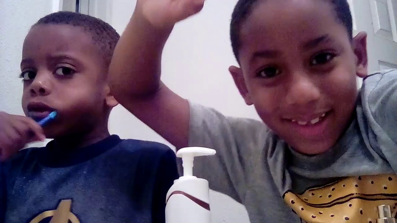 Micah Henry plays the wii - YouTube