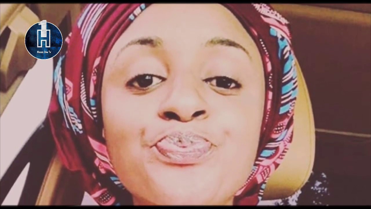 Kalli Yadda Amina Amal take shagalinta - YouTube