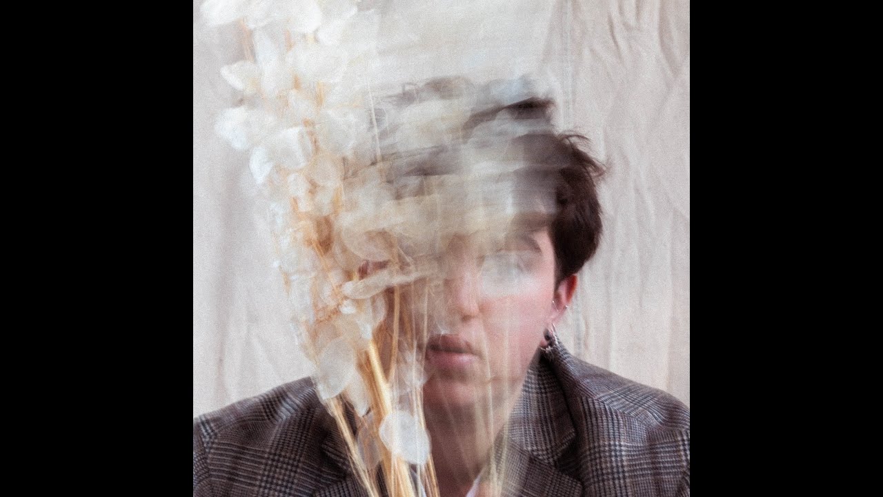 FENIX Interview: Meet Indie-Folk Singer-Songwriter MAE KRELL! - YouTube