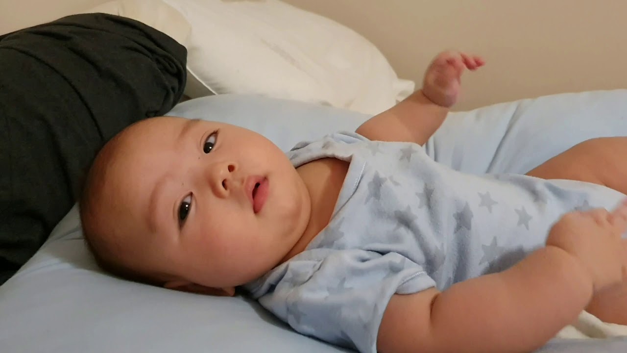 An Overly Excited Baby Wriggling and Yelling A Lot 기분 좋아 아주 신이난 아기 ...