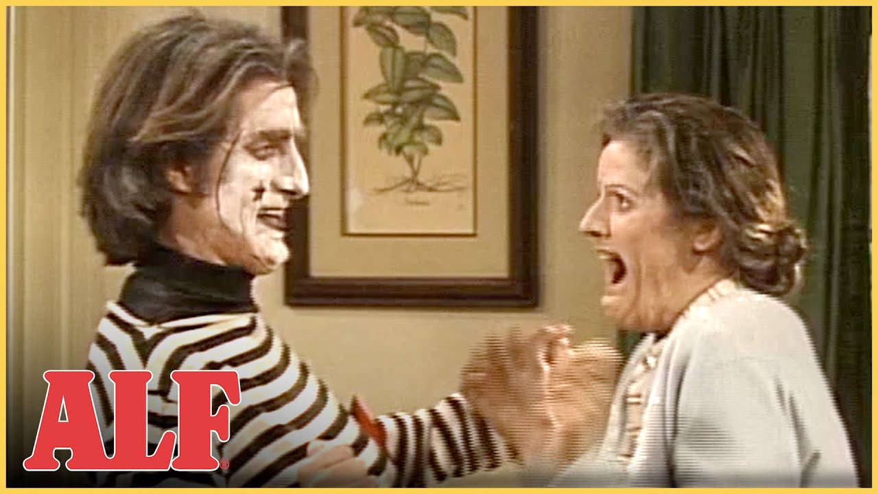 ALF Looks into the Future When Willie & Kate are ⚰️ | S4 Ep18 Clip ...