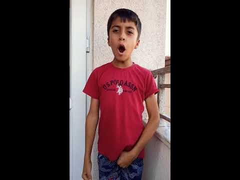 Ambulans sesi çıkaran çocuk