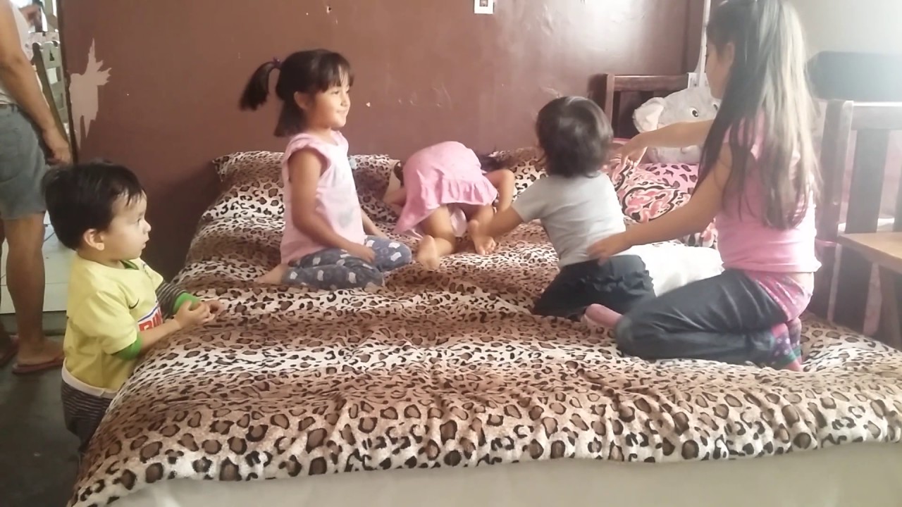 Brincando Con Sus Primas Youtube