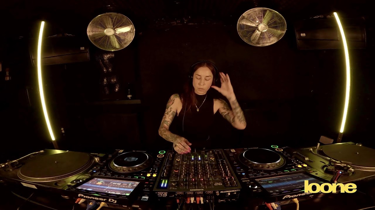 Loone LIVE w/ LAURA VAN HAL - YouTube