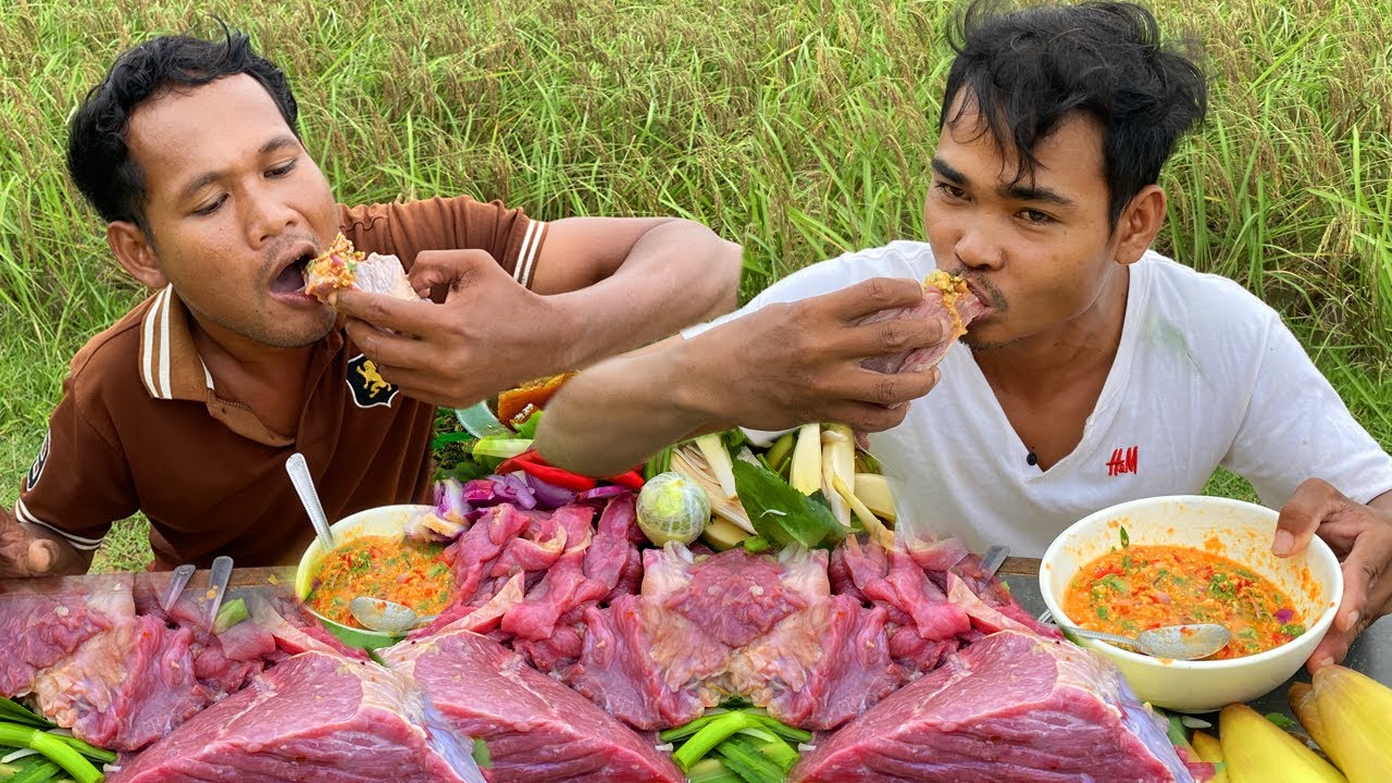 WOW!! Amazing Eating Beef Raw With Super Hot Chili Sauce - YouTube