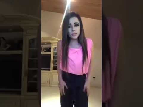 Nalgona no le sube su vestido