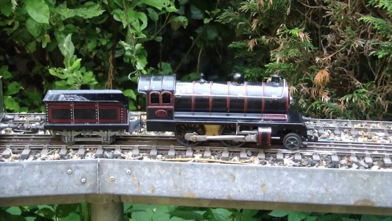 JEP ou JdeP train jouet dans le jardin - YouTube