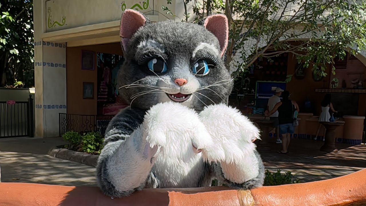 Mama Luna Feline Fiesta Tour with Kitty Softpaws - Universal Orlando DreamWorks Land - YouTube