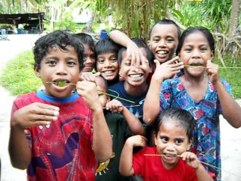 Marshall Islands kids demonstrating the didikoko and singing ABC's ...