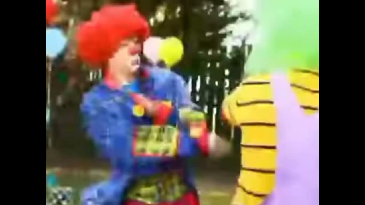 два клоуна дерутся - YouTube