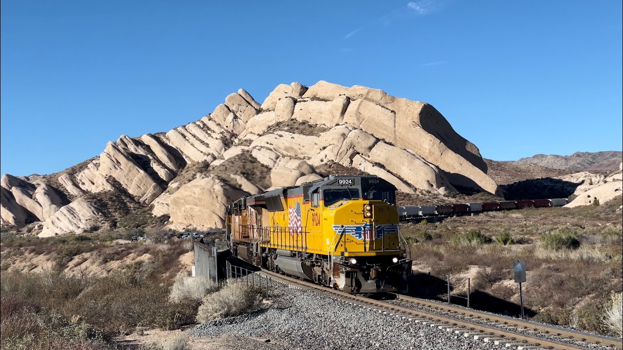SD59MX Leader! UP 9924 leads the M-FLWCX 18 on the Palmdale Cutoff ...