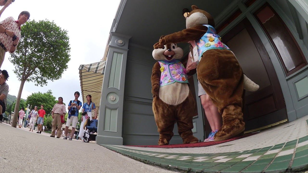 HKDL Summer 2018 day 6 Chip and Dale on Town Square round 2 - YouTube