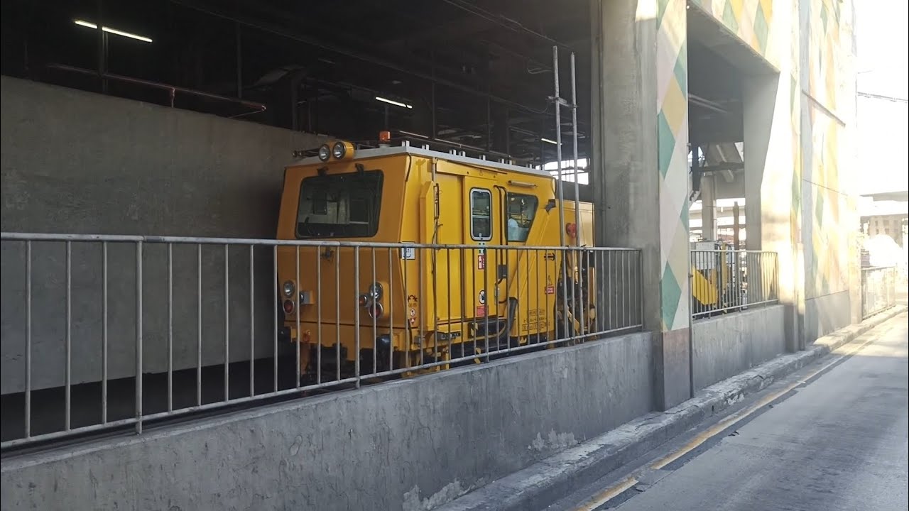 Plasser & Theurer Train in MRT Taft Station. - YouTube