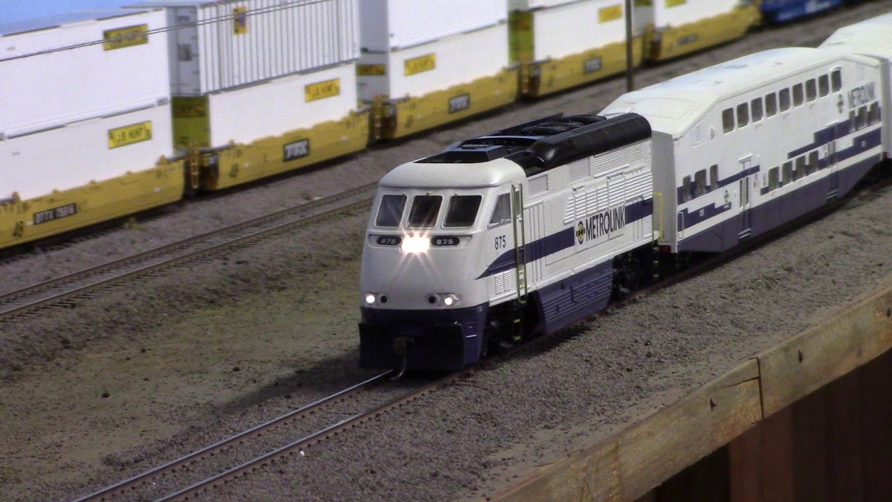Athearn Metrolink F59PHI with Tsunami sound. - YouTube
