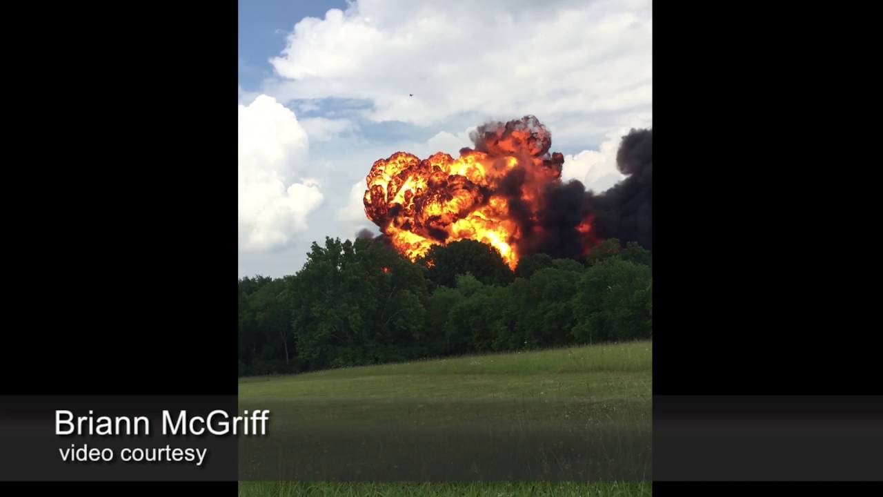 Witness films, reacts to Blue Angels crash in Smyrna - YouTube