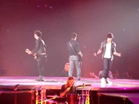 Jonas Brothers Paranoid Live in Chicago - YouTube Music
