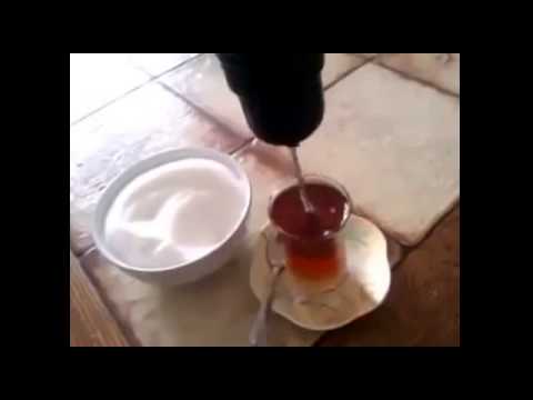 Matkapla çay karıştıran adam