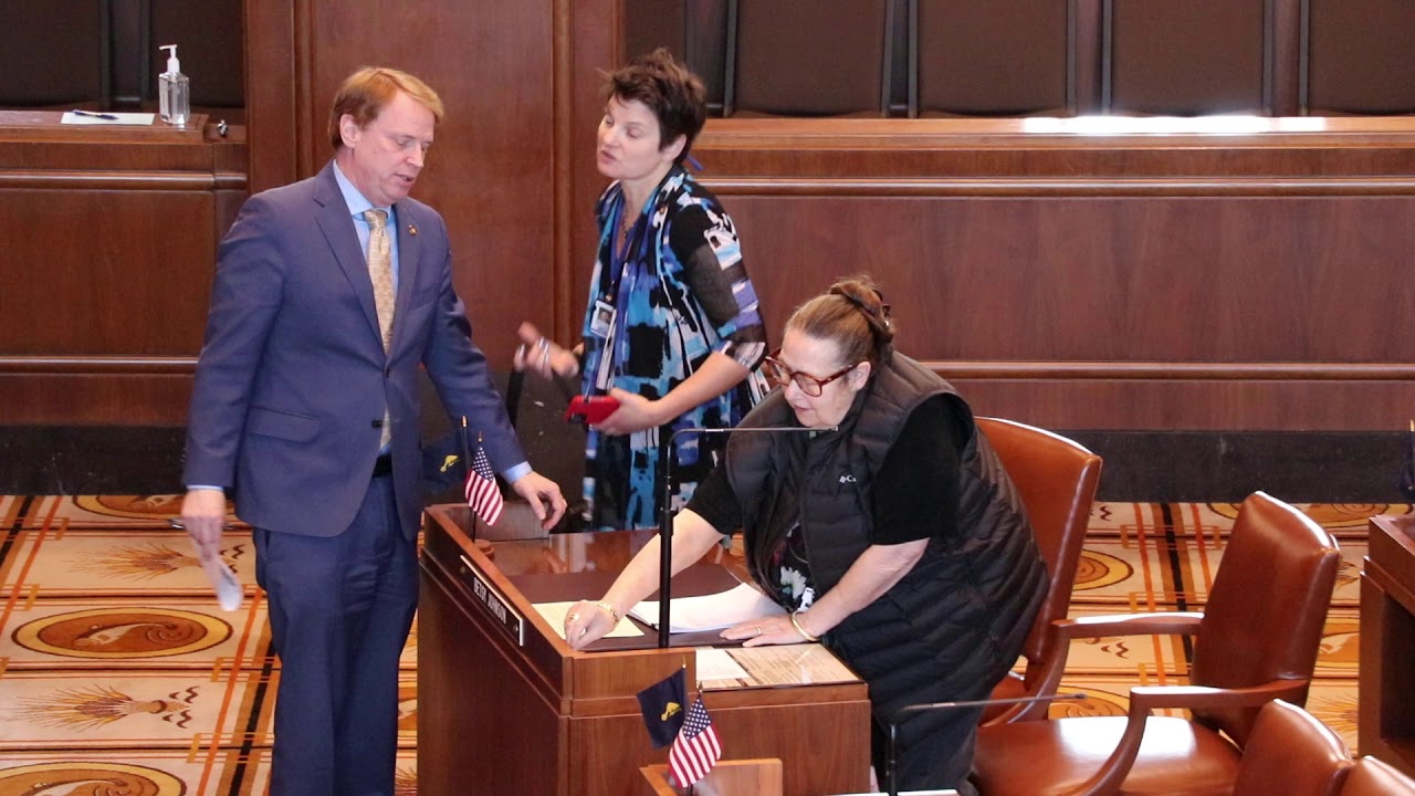 B-roll: Sen. Tim Knopp talks with Oregon Senate budget co chairs - YouTube