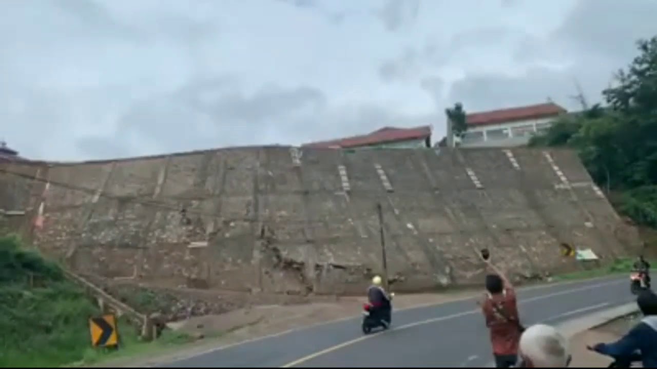 TEBING DI LIMBANGAN GARUT LONGSOR - YouTube