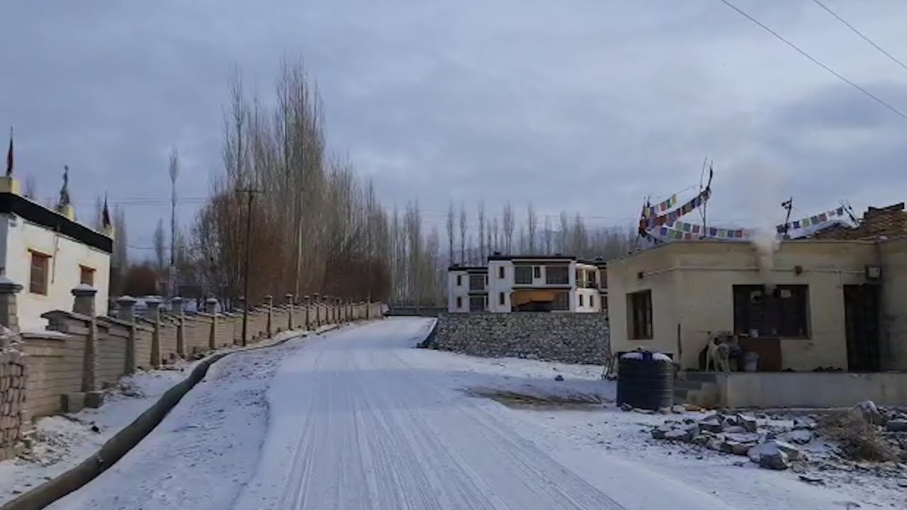 Leh town in Ladakh receives a fresh spell of snow - YouTube