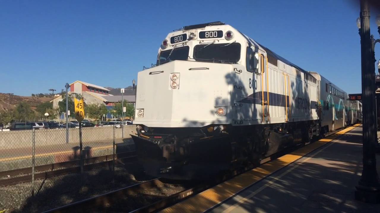 Metrolink F40 800 in Newhall. - YouTube