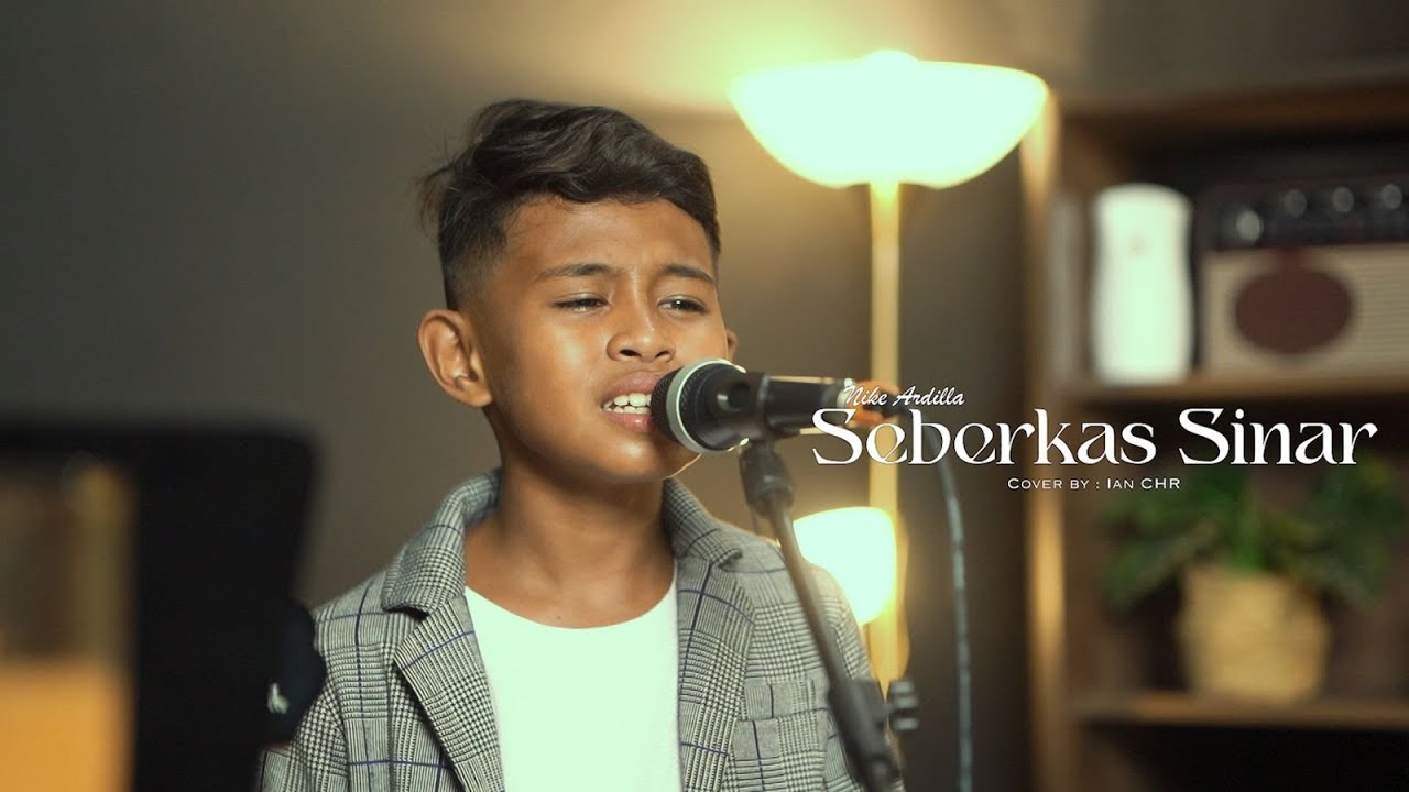 SEBERKAS SINAR - NIKE ARDILLA | LIVE COVER BY IAN CHR - YouTube