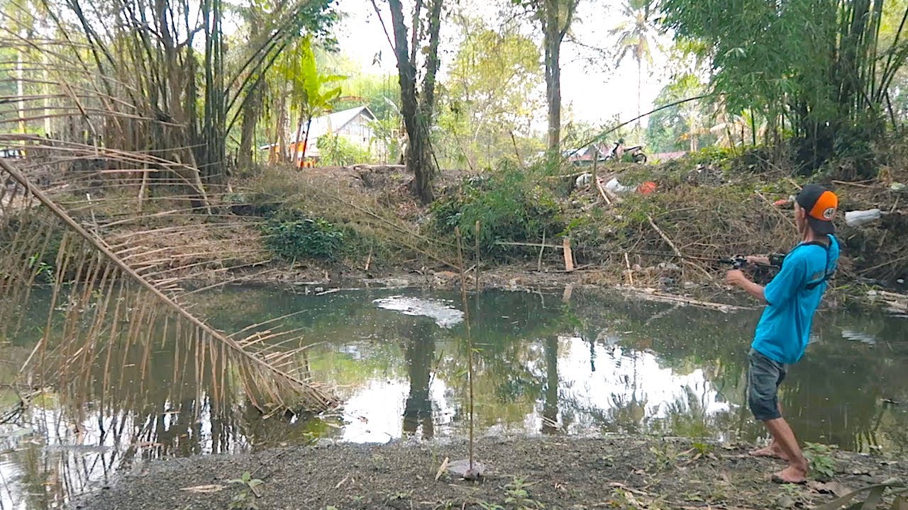 🔴Menit 18:35 Pancing Saya Di Seret Penghuni Pohon Bambu - YouTube