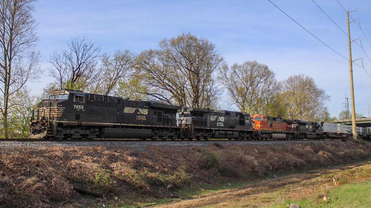 NS 23G at Cranford NJ with NS 9918 (conrail door) and BNSF 4637 (H2) - YouTube