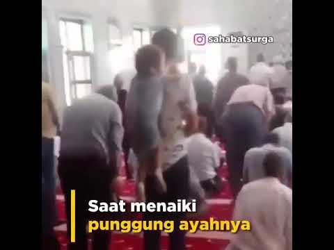 ANAK INI GANGGU AYAHNYA YG SEDANG SHOLAT