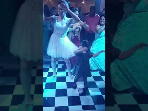 Laurinha dançando muito no casamento!! Já eram 2:10h da madrugada... Kkkk