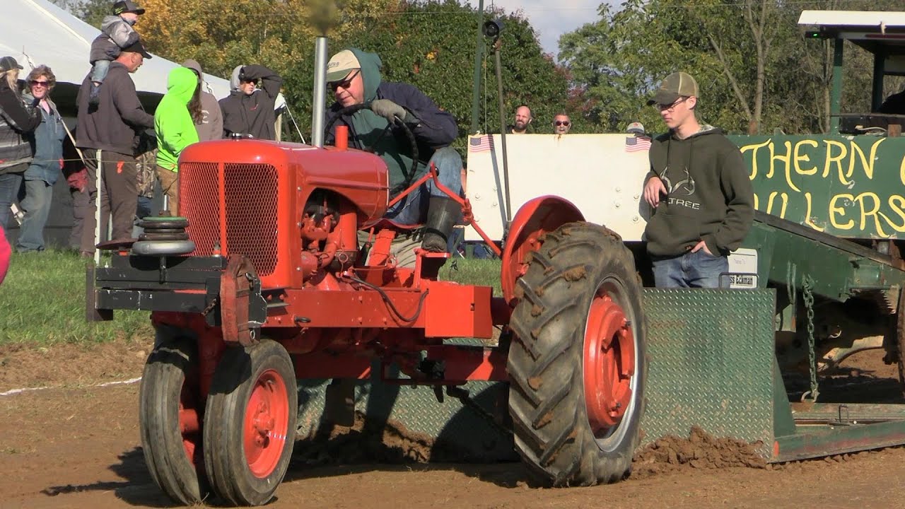 Hard Running Classic Horsepower: 3,500lb. Antique Tractor Pulling At ...