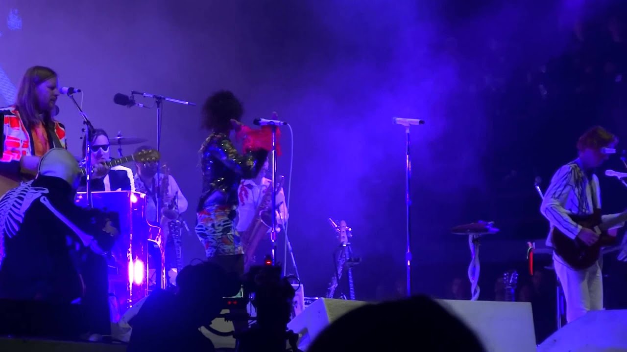 Arcade Fire - Sprawl II (Mountains Beyond Mountains) @ Glastonbury ...