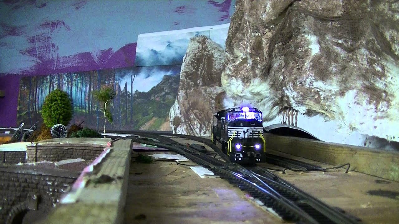 HO KATO EMD SD80MAC NS #7214 TEST LIGHTS IN CAB - YouTube