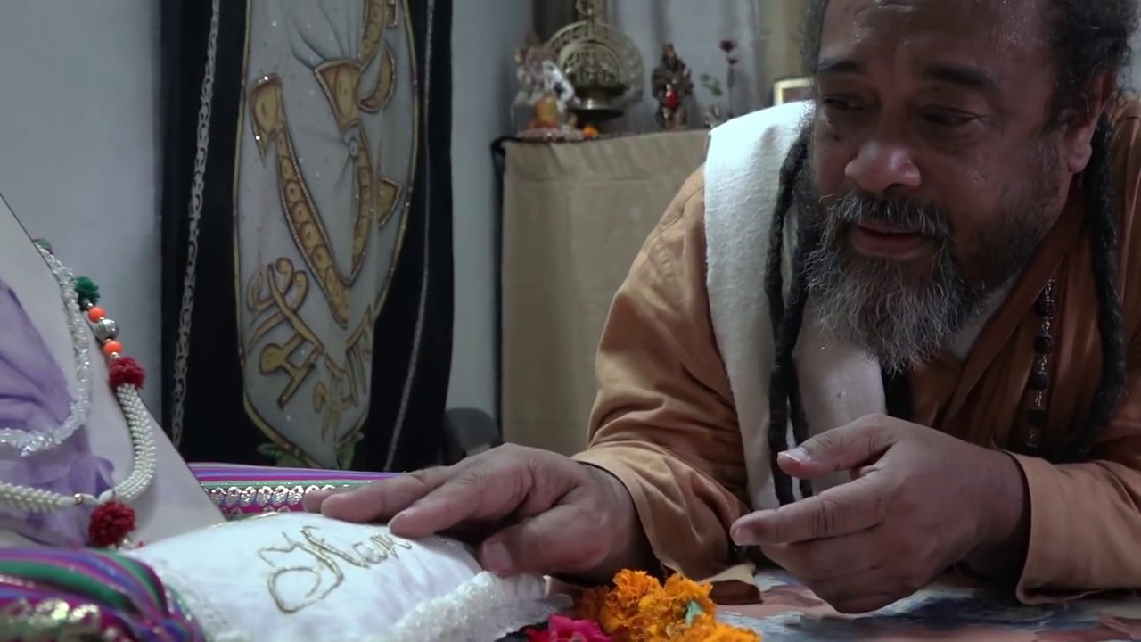 Mooji Baba kehrt zum Zuhause seines Meisters Papaji zurück (Mooji ...