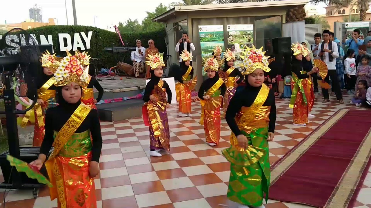 Tari Janger Bali,Indonesian Day Kuwait 2017 - YouTube