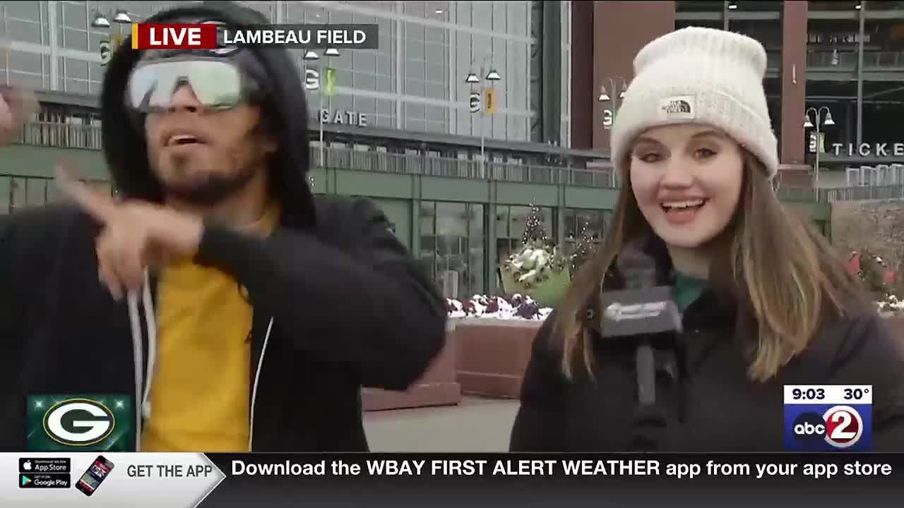 Jaire Alexander photobombs TV reporter's live shot outside Lambeau