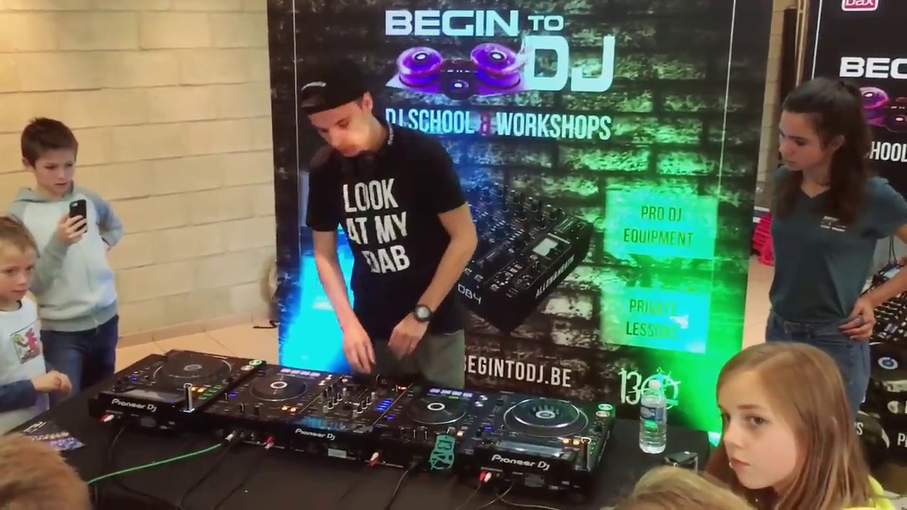DJ 5NAPBACK at our Dj Crash Course - YouTube