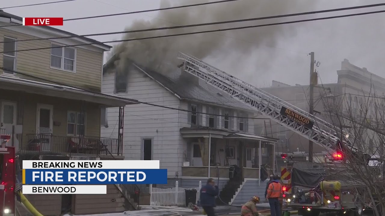 Active house fire in Benwood - YouTube